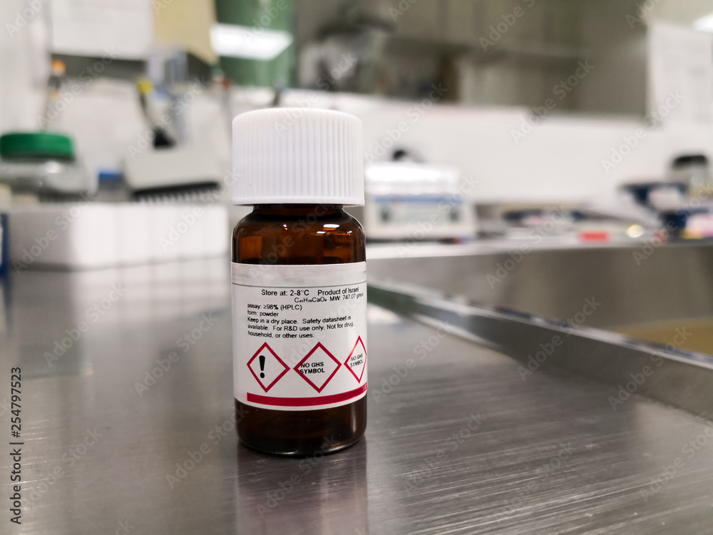 Labeling of a chemical substance with GHS symbols and other indications ...