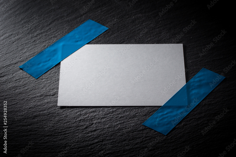 Vorlage Blanker Zettel mit blauen Klebestreifen grauer Schiefer ...