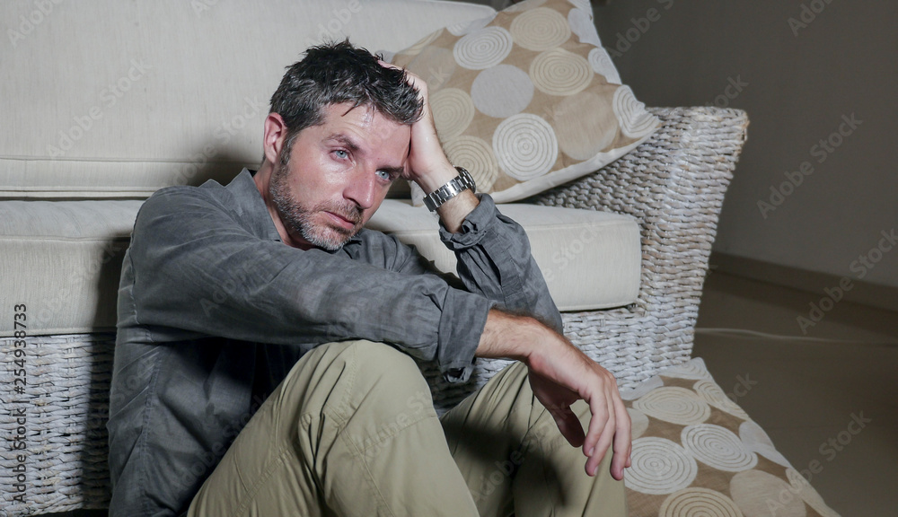 Foto de lifestyle portrait young attractive sad and depressed man ...