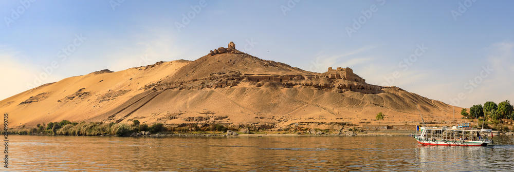 Qubbet el-Hawa mit Klosterruine und Mausoleum des Aga Khan bei Assuan ...