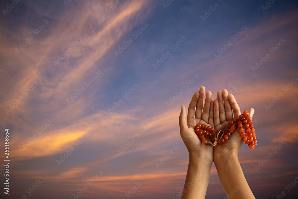 Foto de Empty hands Muslims are praying during the ramadan months ...