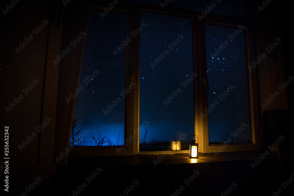 Foto Stock Night scene of stars seen through the window from dark room ...