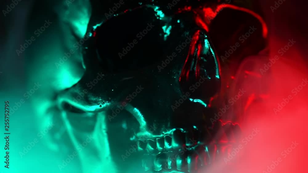 Vidéo Stock Shining skull head rotates from left to right on dark smoke ...