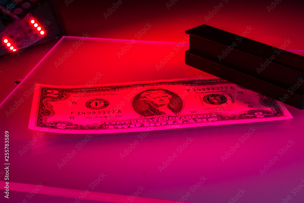 Foto de Verifying the authenticity of the two-dollar bill in oblique ...