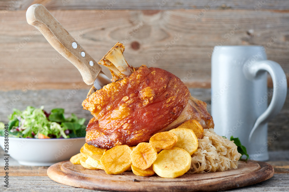 Schweinehaxe Schweinshaxe Oktoberfest Biergarten German Wirtshaus Essen Haxe mit Sauerkraut und ...