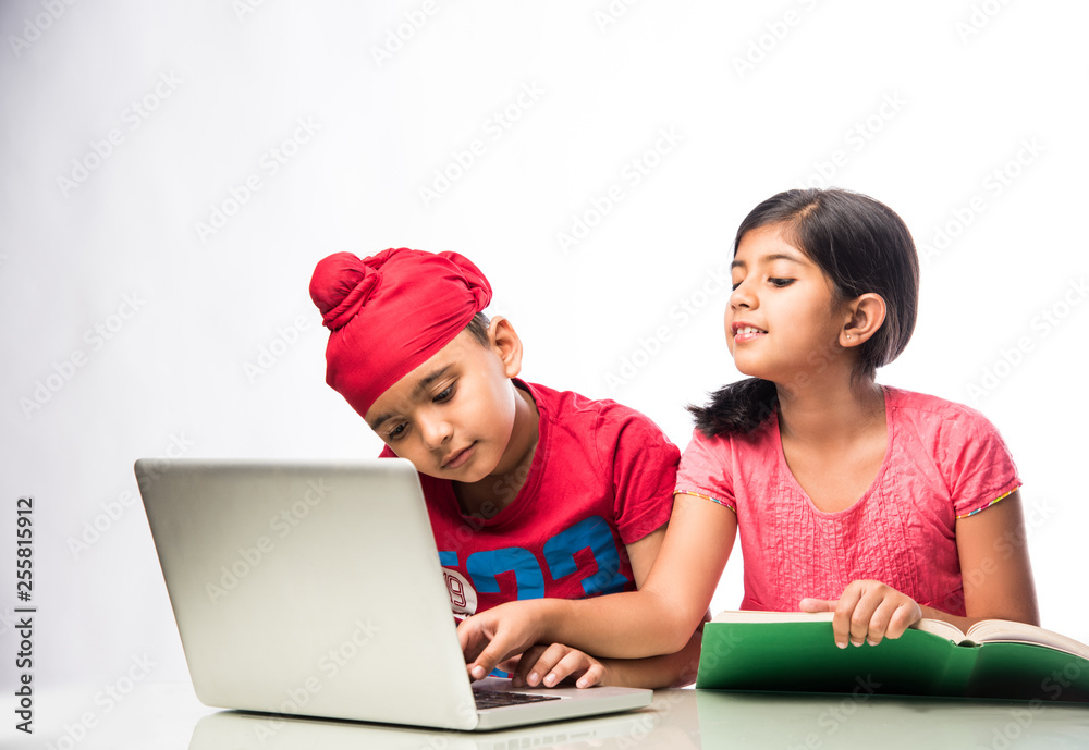 Foto de Indian sikh/Punjabi boy and girl studying with books and laptop ...