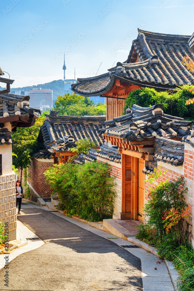 Scenic old narrow street and traditional Korean houses in Seoul Stock ...