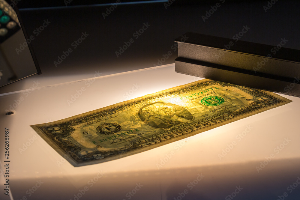 Verifying the authenticity of the two-dollar bill in penetrating light ...