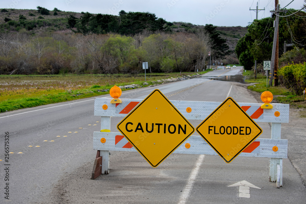 Foto de Yellow Caution and Flooded warning signs on barricade installed ...