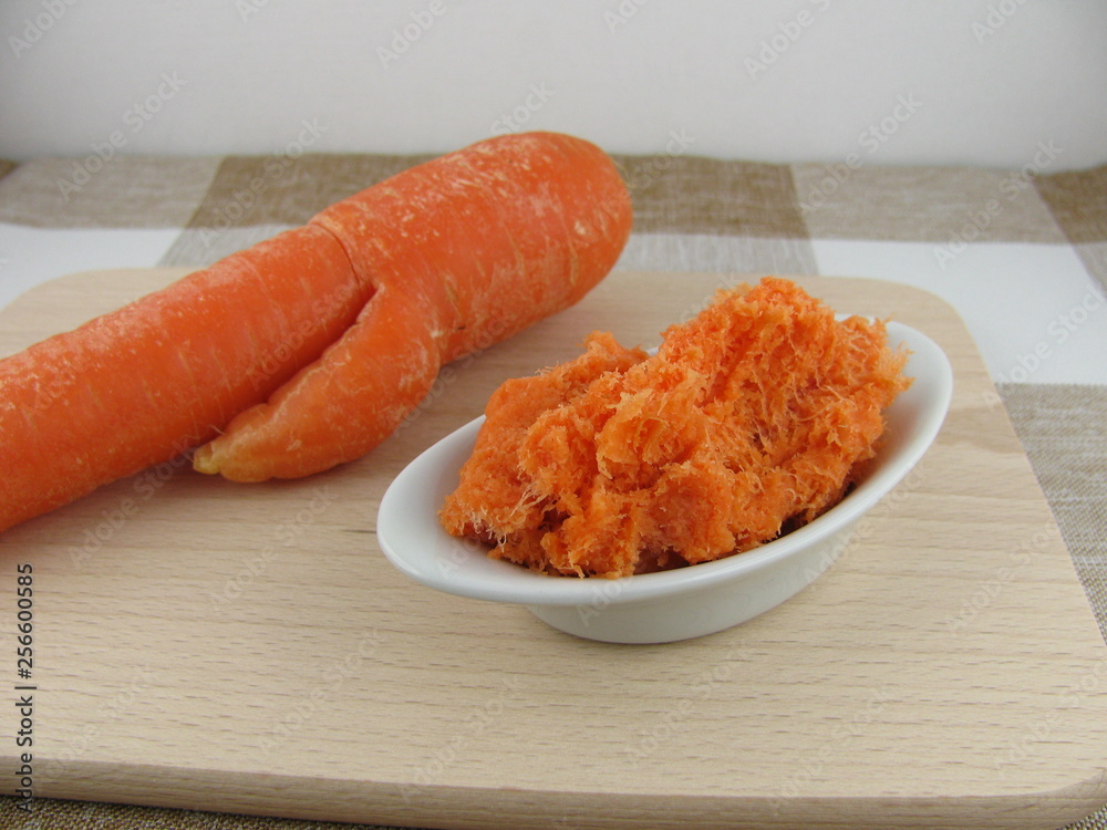 Foto de Selbstgemachter Trester von frisch gepressten orangenen Möhren ...