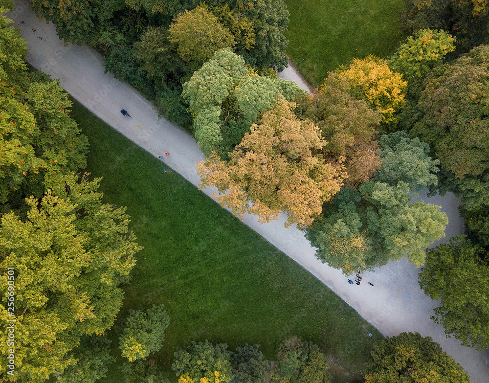 Ein diagonal verlaufene Weg mit einem Radfahrer und spazierenden ...