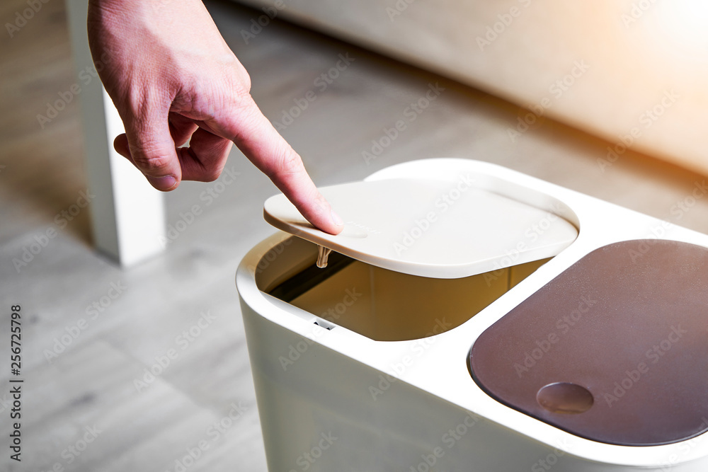 Foto de Press the trash can lid with your hand to pop up the lid do ...