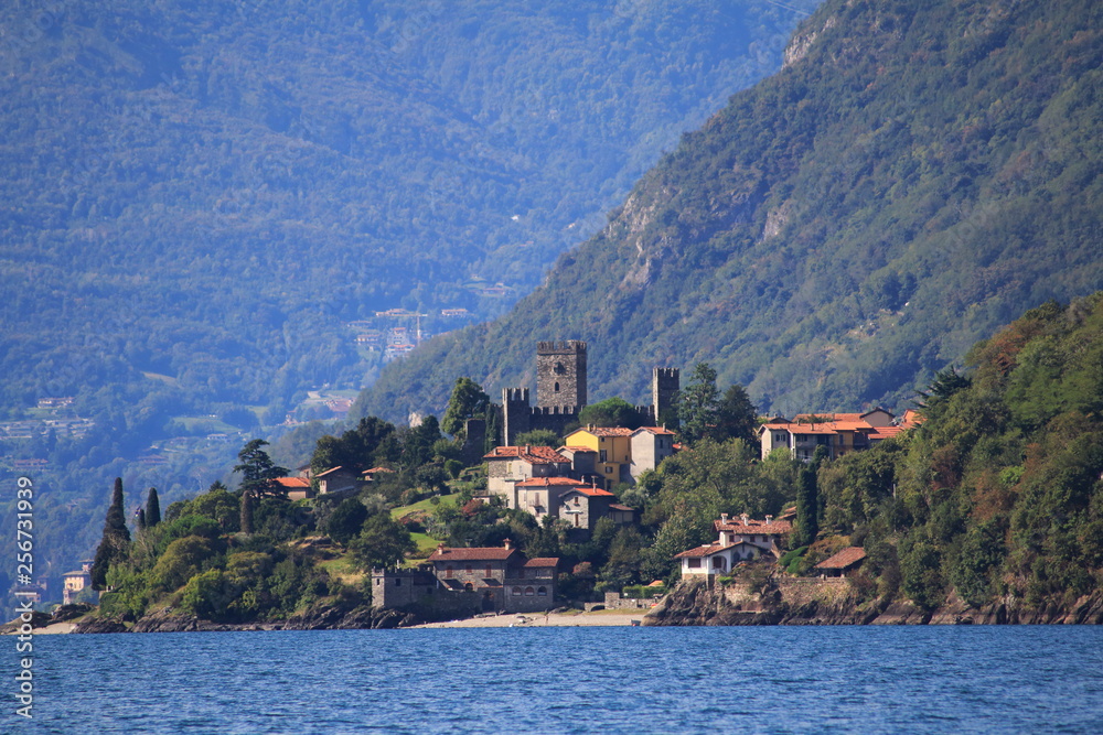 San Siro am Comer See, mit der Burg, alten Festung Rezzonico Stock ...