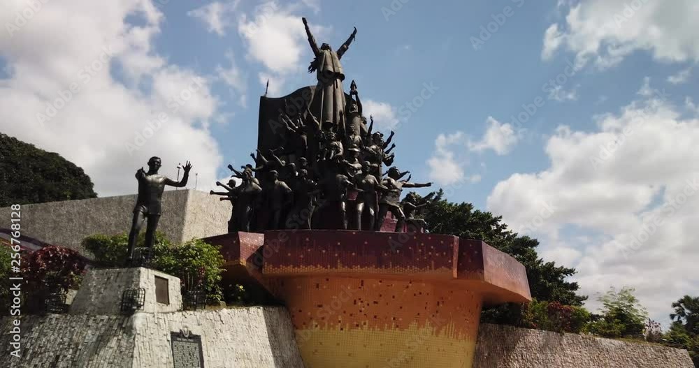 Stockvideo A timelapse of the People Power monument along EDSA in the ...