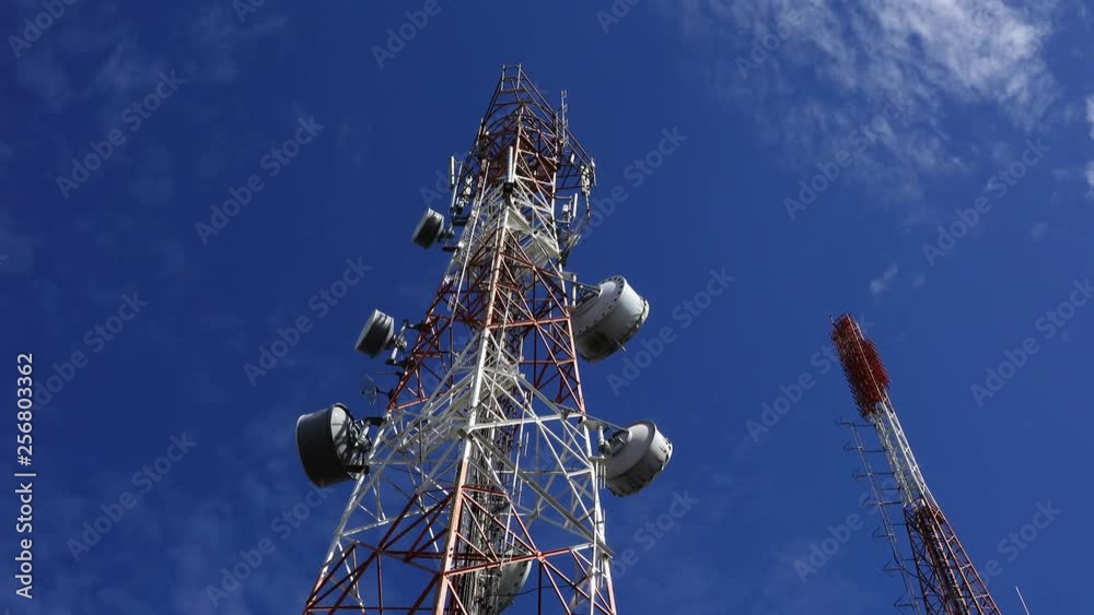 Vidéo Stock Antenna tower on hill top, low angle view ...