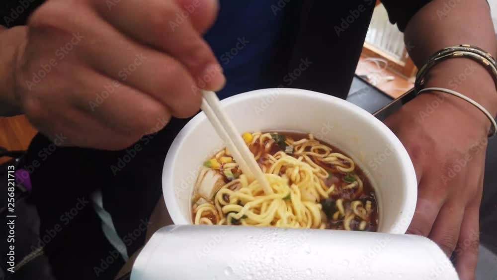 Vidéo Stock no sounds - man eating instant ramen(cup noodles) - Japan ...