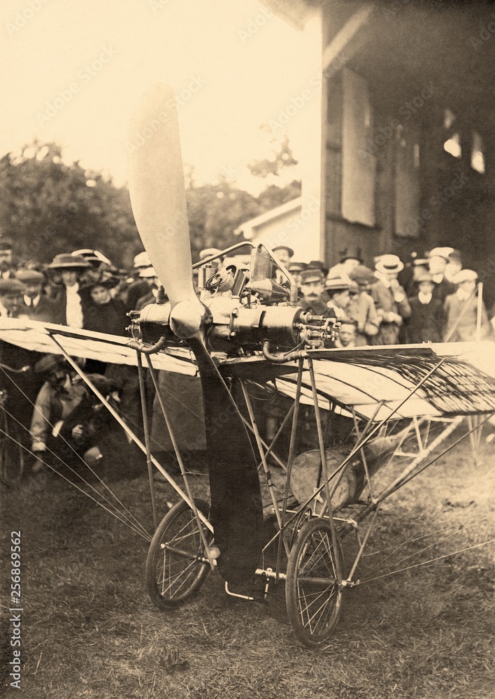 Foto de Avião ultraleve Demoiselle V do aeronauta brasileiro Alberto Santos Dumont (1873-1932 ...