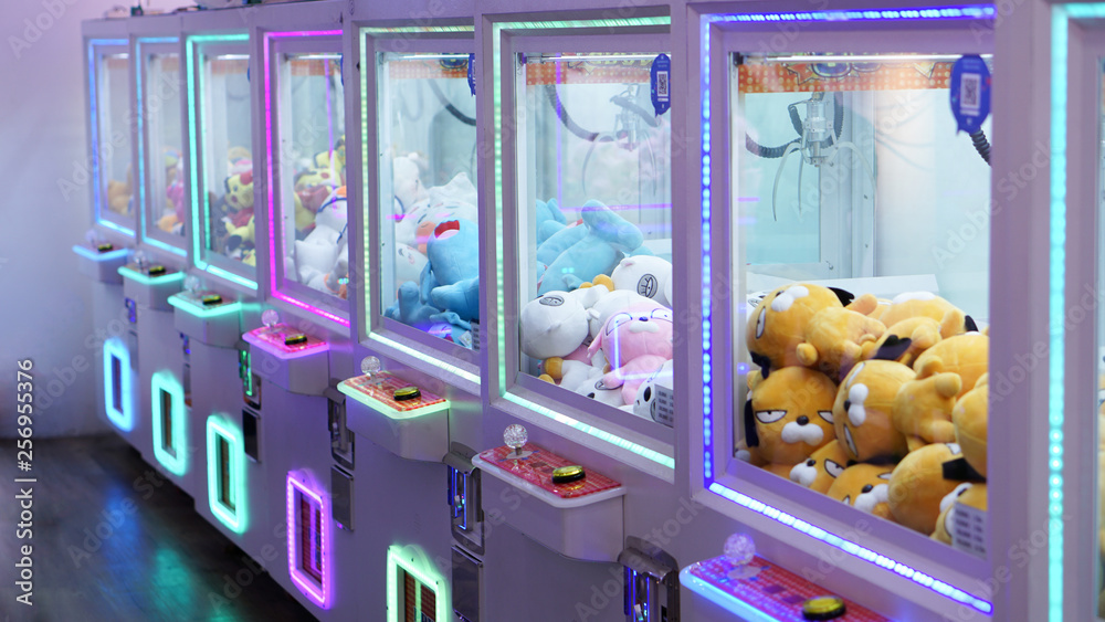 The dolls sold in coin operating machine by using clamp to pull the toy ...