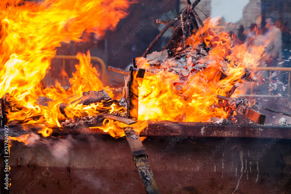 contenedor de hierro oxidado con materiales inflamables que han ...