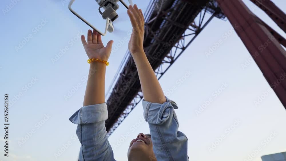 Vidéo Stock From below woman with rised hands under famous 25th april ...