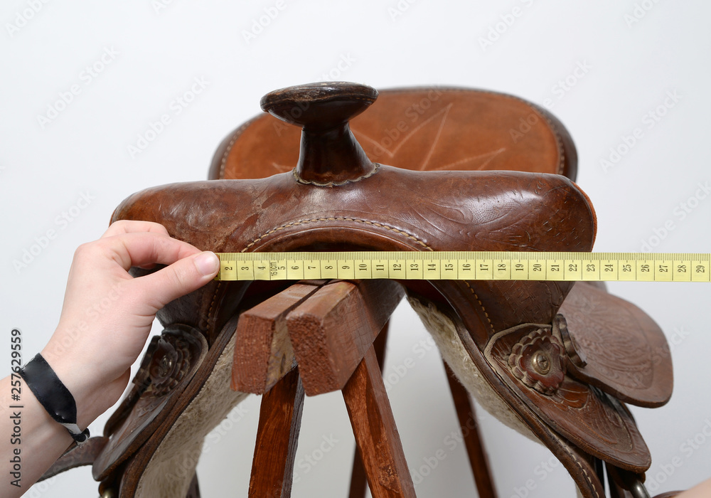 sattel details reitsattel westernsattel leder handarbeit sattler Stock ...