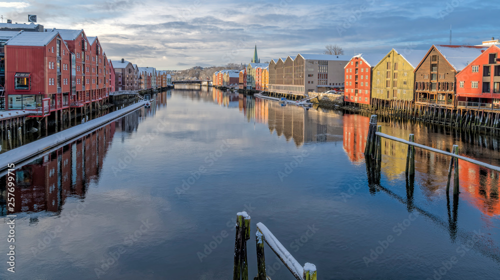 Foto de Trondheim Winter Bakklandet Lagerhäuser Dom Brücke Gamle Bybro ...