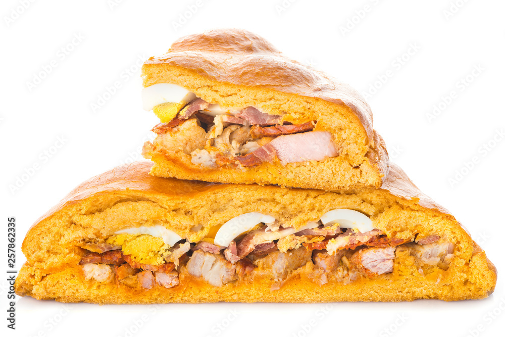 Hornazo tradicional de la Semana Santa en España aislado sobre un fondo ...