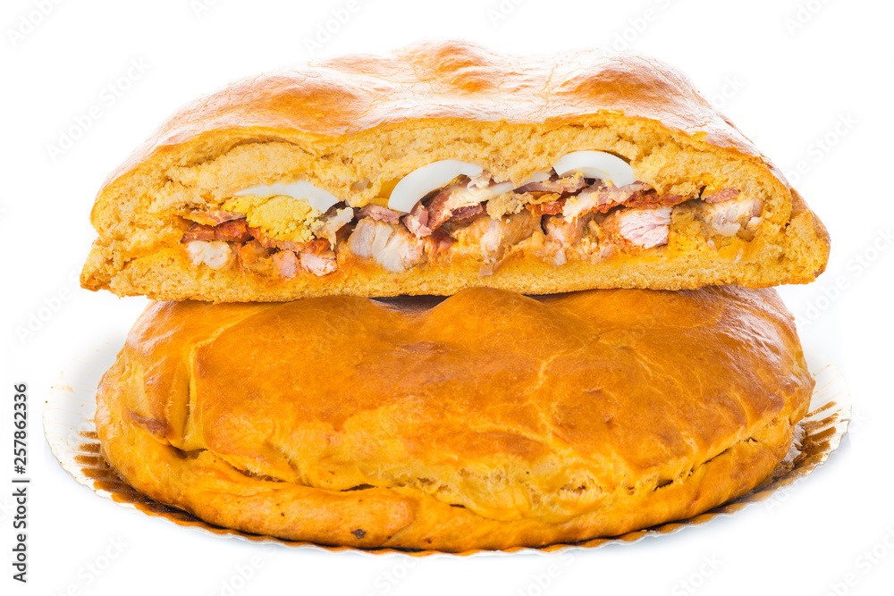 Hornazo tradicional de la Semana Santa en España aislado sobre un fondo ...