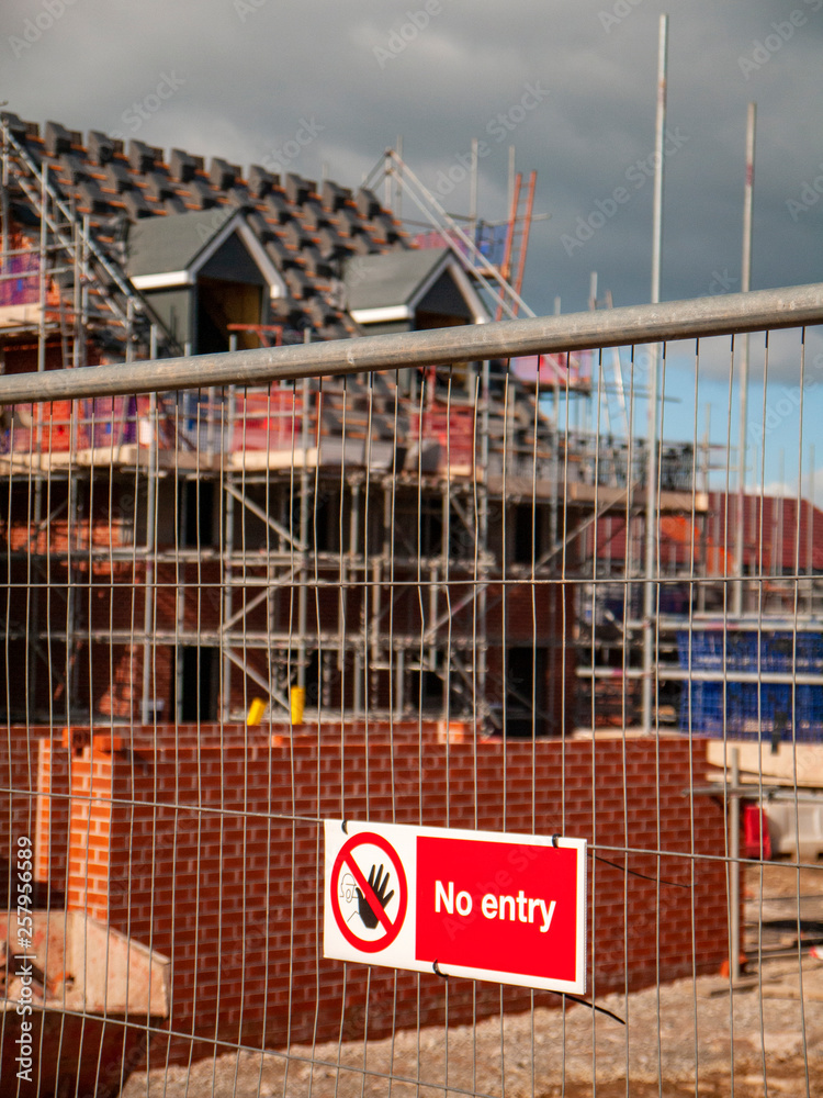 No entry warning sign on building site fence UK Stock Photo | Adobe Stock