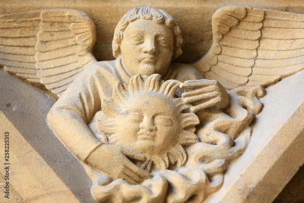 Représentation symbolique. Ange portant le Soleil. Cathédrale Saint ...