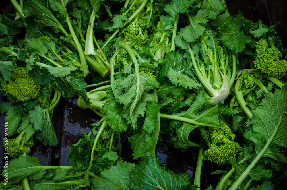 Le cime di rapa accatastate sul banco di un mercato in Puglia Stock ...