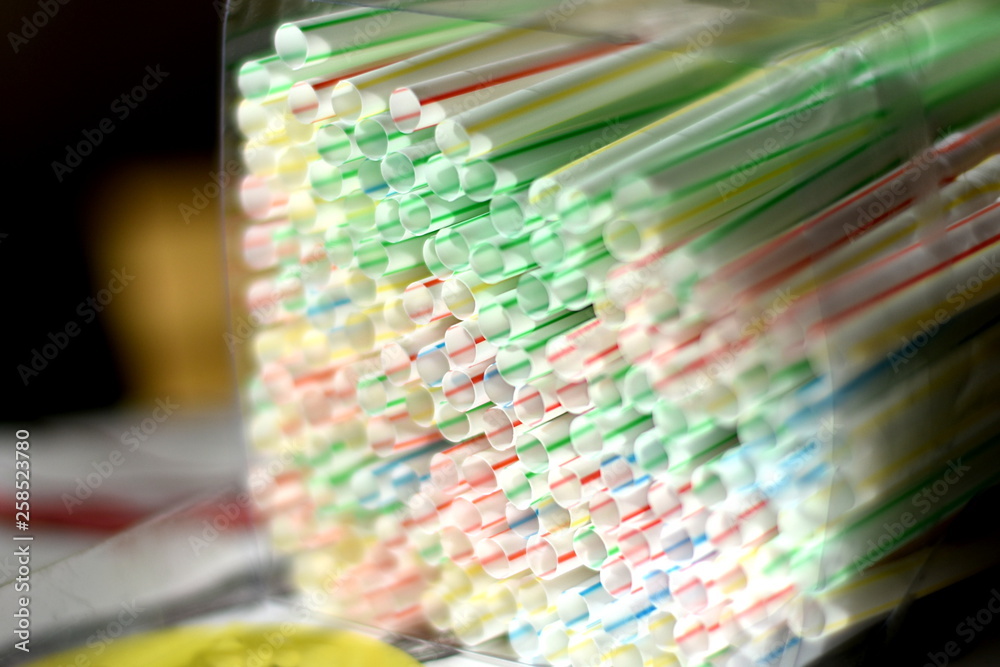 Fotka „Bunch of single use disposable white striped plastic straws in ...