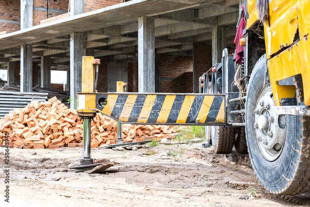 Hydraulic foot of the crane extending side truck outrigger to support ...
