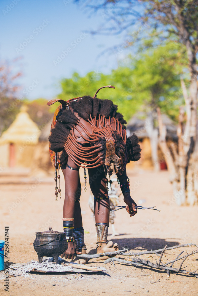 Namibie Tribu peuple Ethnie Himba cheveux coiffure Stock Photo | Adobe ...