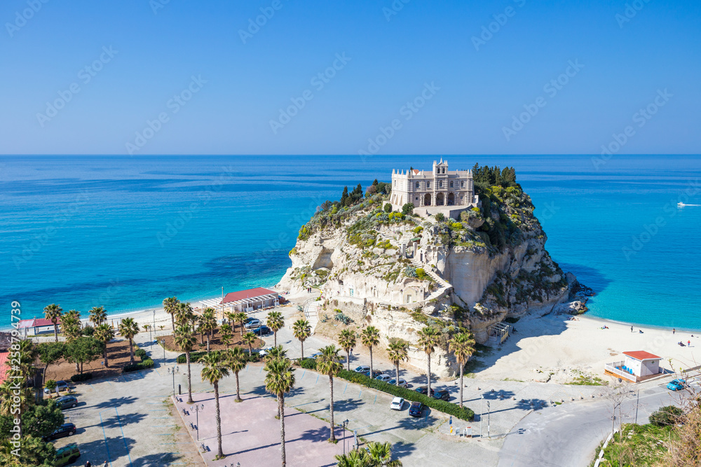 Foto de Tropea, vista del castello e del santuario sul promontorio che ...