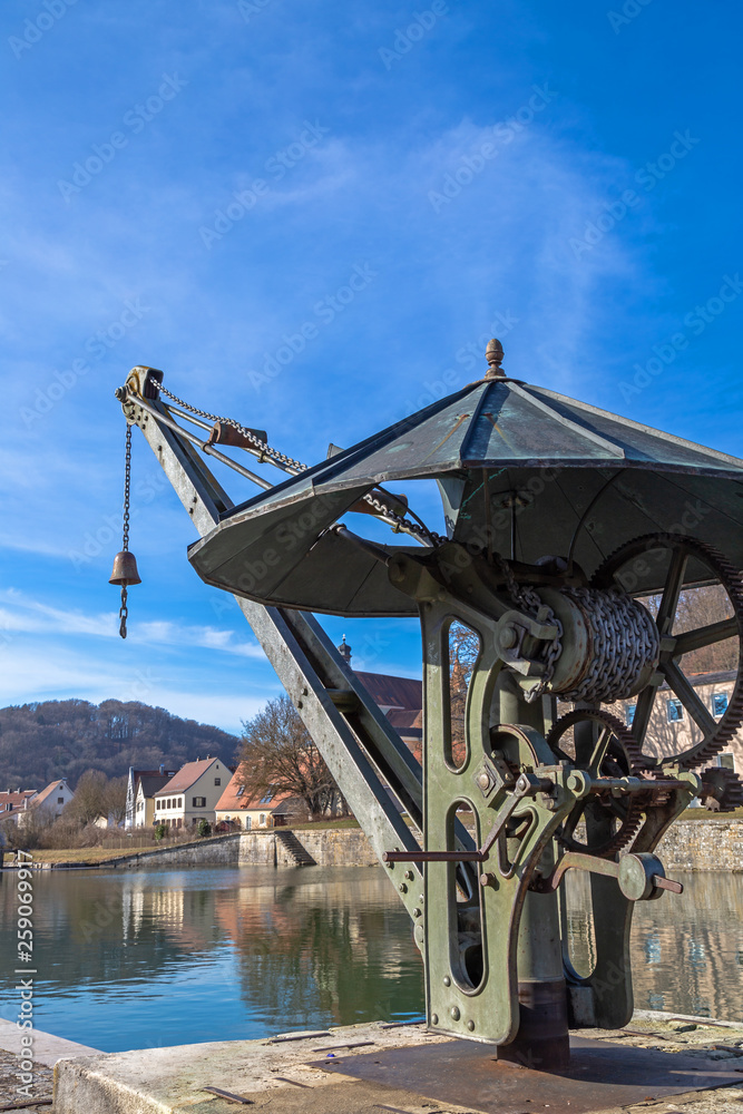 Historischer Kran am Alten Hafen des Ludwig Main Donau Kanals in ...