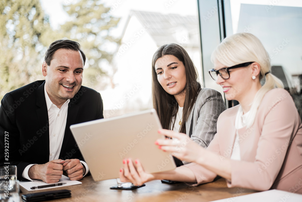 Chef und Mitarbeiter in der Besprechung im Büro Stock Photo | Adobe Stock