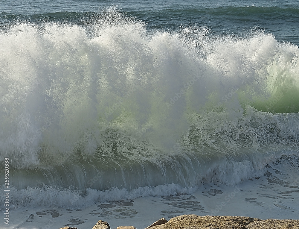 Puissance de l'océan dans cette vague arrivant sur le rivage plage de ...