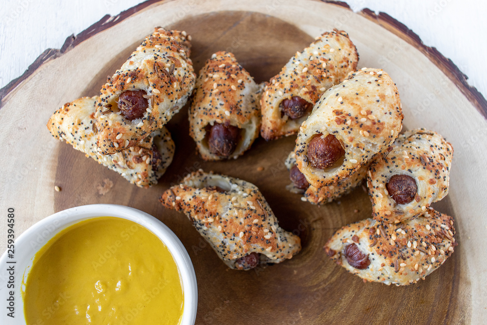 Foto de mini hot dogs with sesame seed pastry dough wrap appetizer with ...