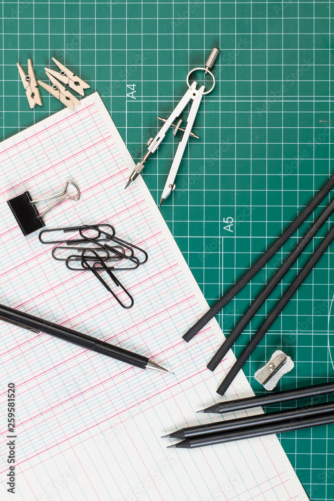 Compás lápices regla papel para dibujo Stock Photo | Adobe Stock
