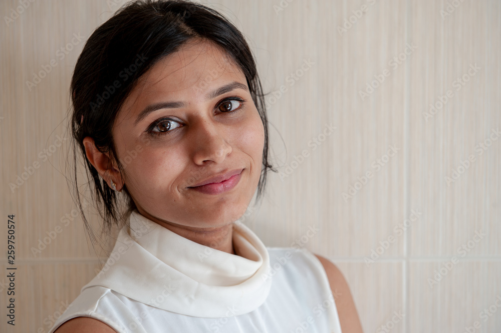 Foto de attractive Indian girls posing front of camera..Closeup ...