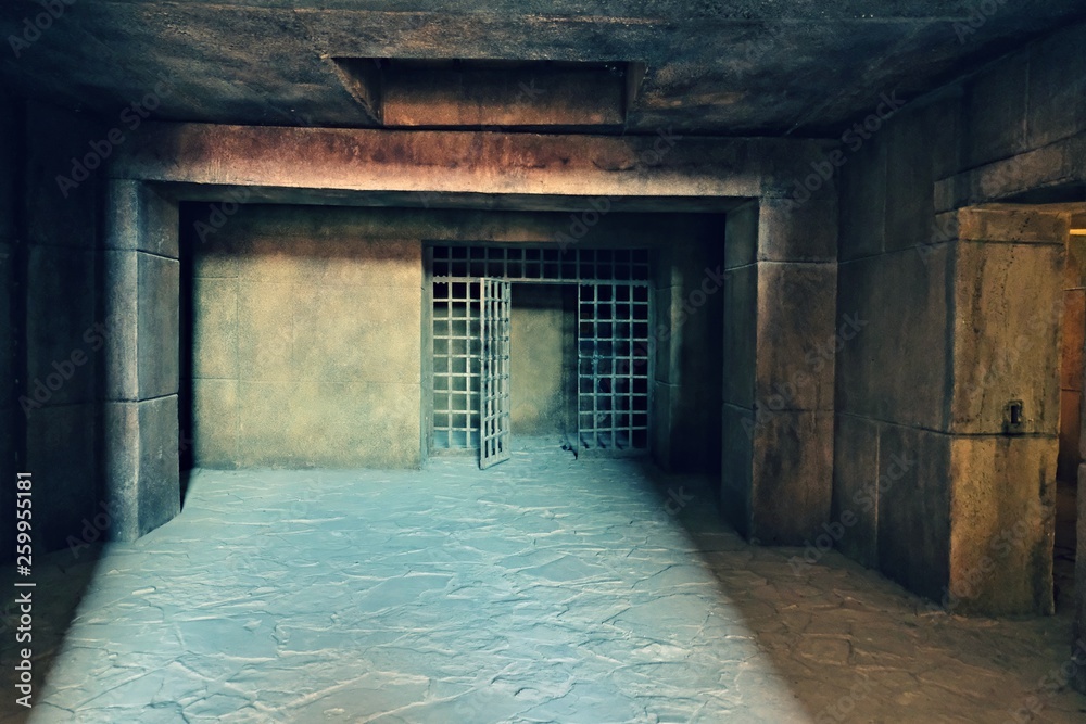 Foto de The entrance to the dark dungeon with walls of large concrete ...