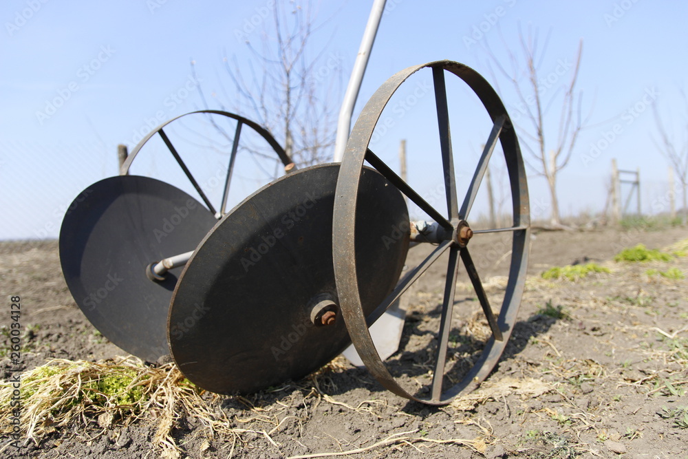 Manual tool for Hilling Potatoes with disc hiller. For manual preparing ...