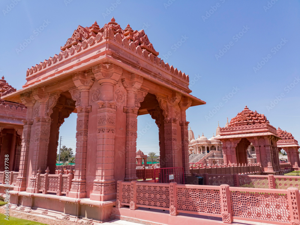 Foto de Exterior view of the famous BAPS Shri Swaminarayan Mandir do ...