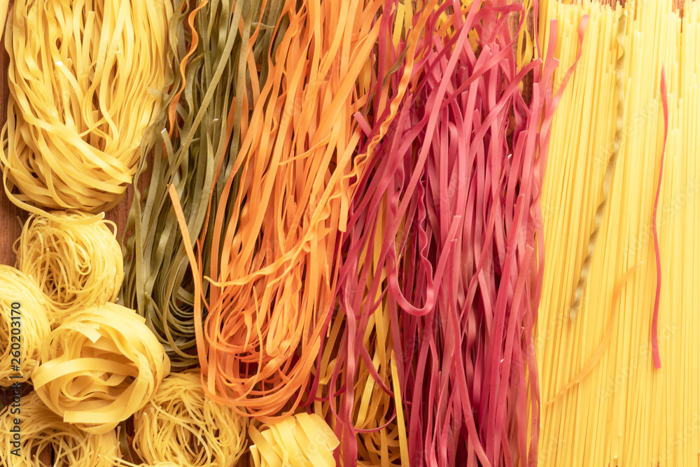 Foto de different types, colour of pasta and geometric shape on top ...