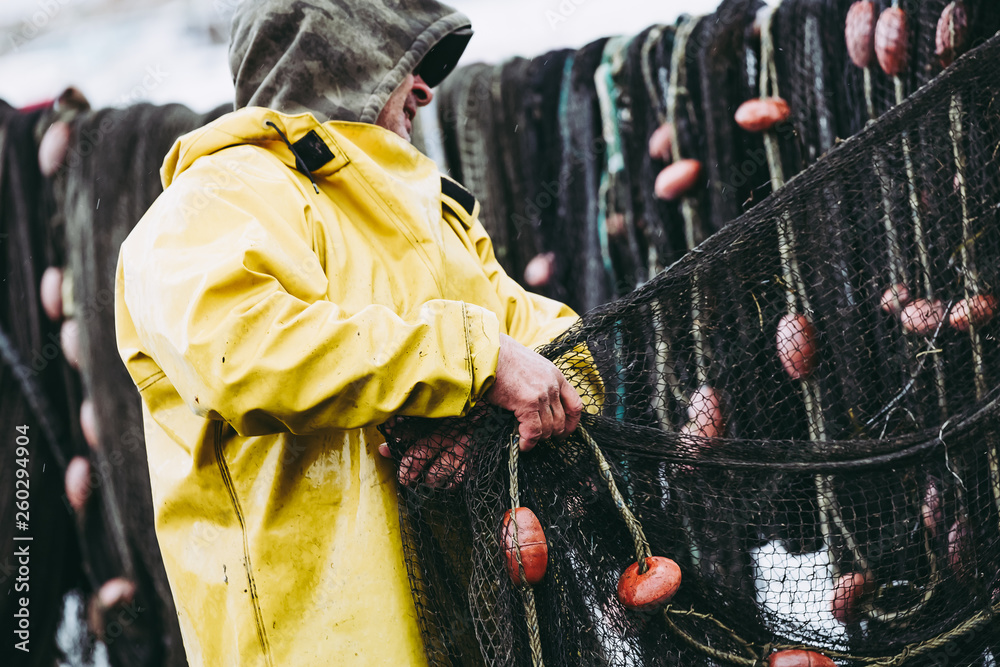 Pêcheur en train de ranger ses filets de pêche Stock Photo | Adobe Stock