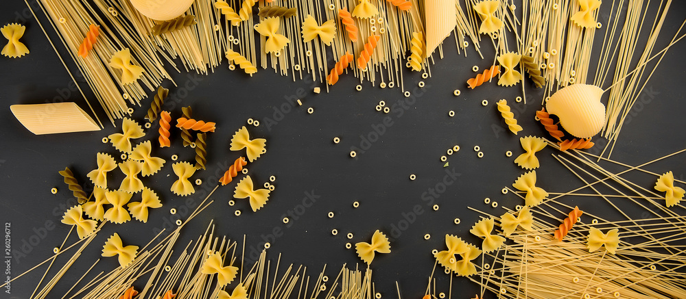 Panoramik variety of types and shapes of Italian pasta on dark ...