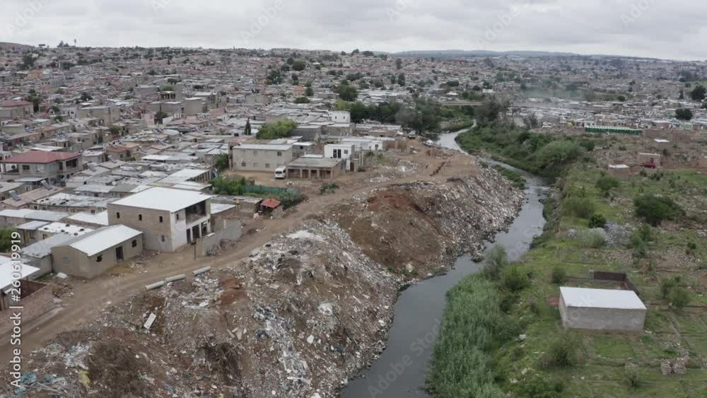 Vidéo Stock 4K aerial fly over view of slums or squatter camp in the ...