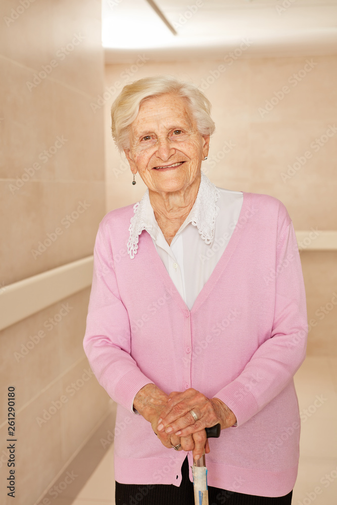 Alte Frau mit Krückstock lächelt zufrieden Stock Photo | Adobe Stock