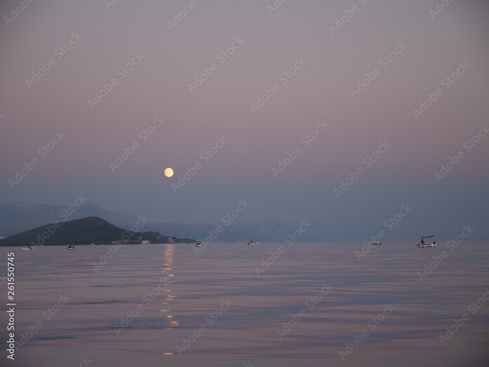 Du sitzt in einem kleinen Fischerboot, die Angeln in der Hand und bist ...